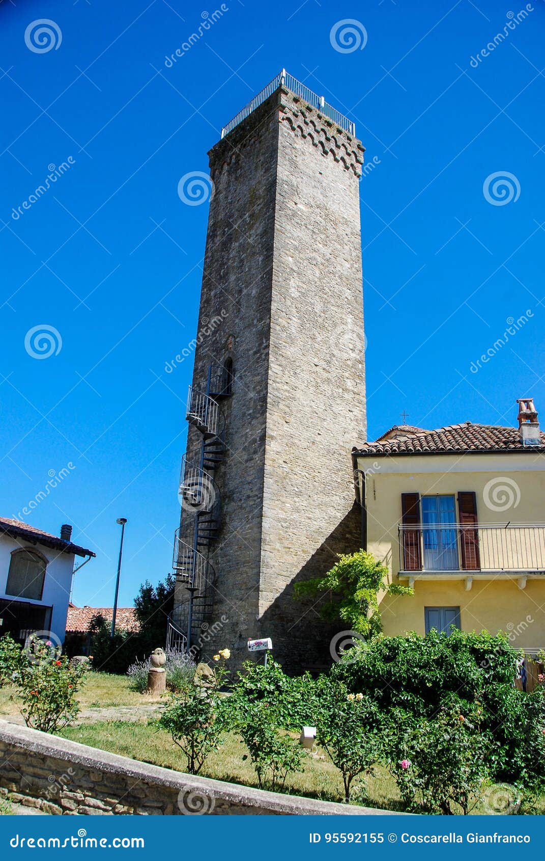 Torre De Albaretto Torre, Piamonte - Italia Imagen de archivo - Imagen ...