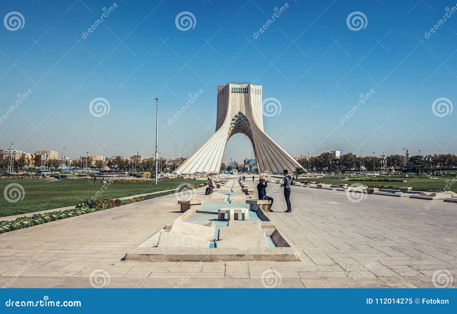 Torre de Azadi em Tehran imagem editorial. Imagem de iraniano - 112014275