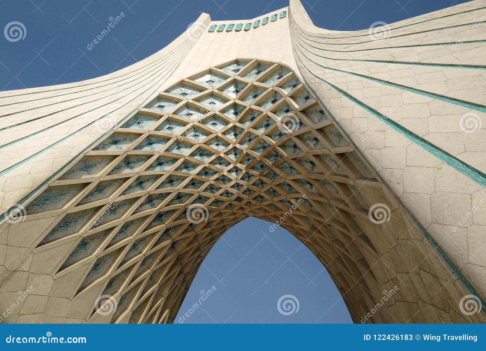 Torre de Azadi em Tehran foto de stock editorial. Imagem de pérsia ...
