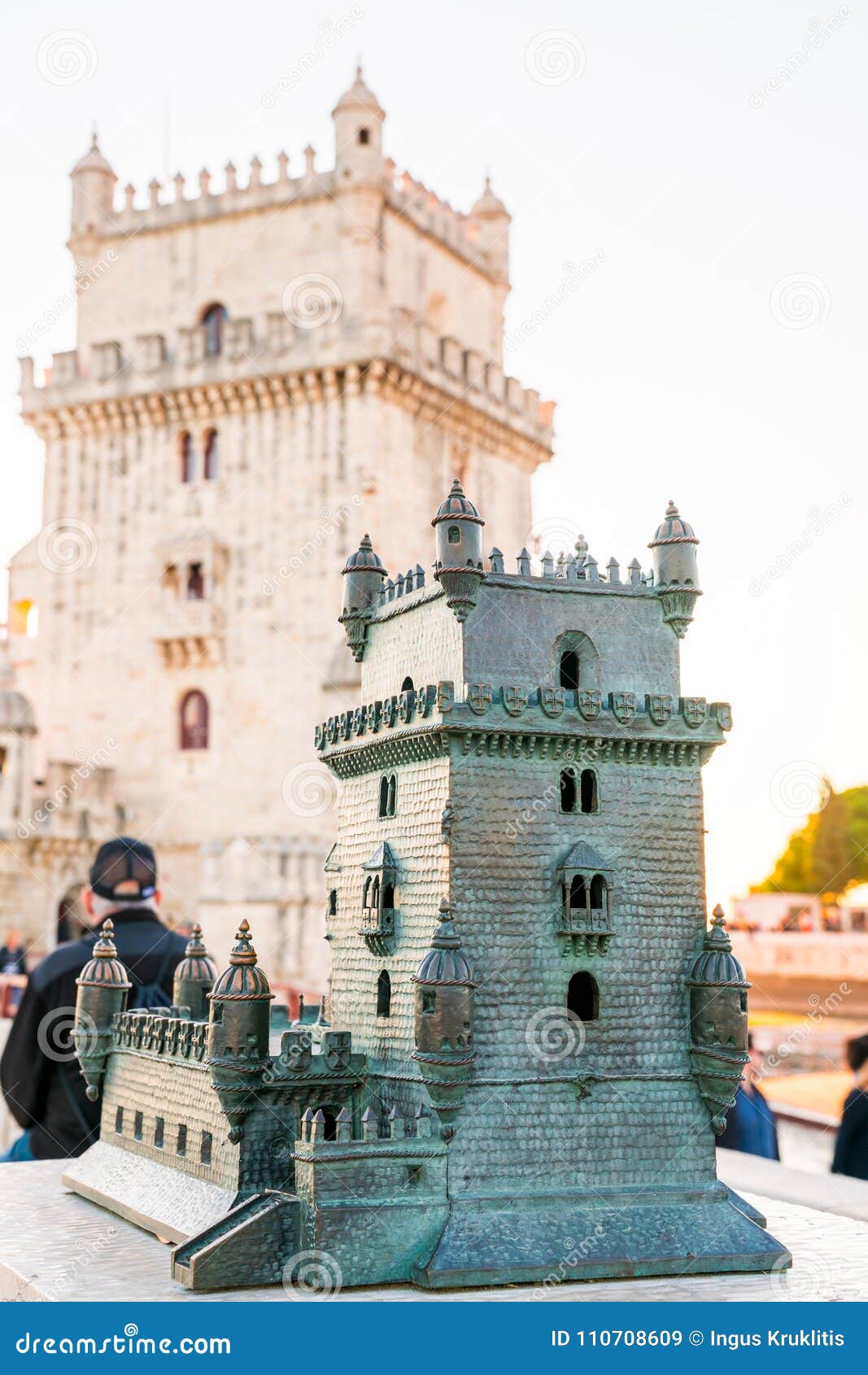 Torre De Belem Y De La Miniatura De La Torre De Belem Imagen de archivo ...