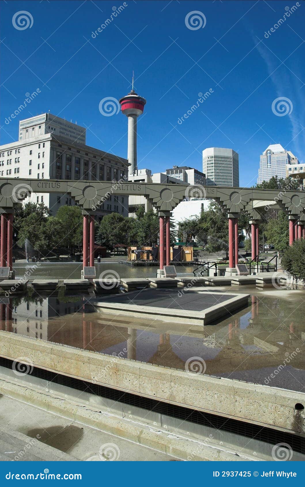 Torre de Calgary imagen de archivo. Imagen de torre, giratorio - 2937425