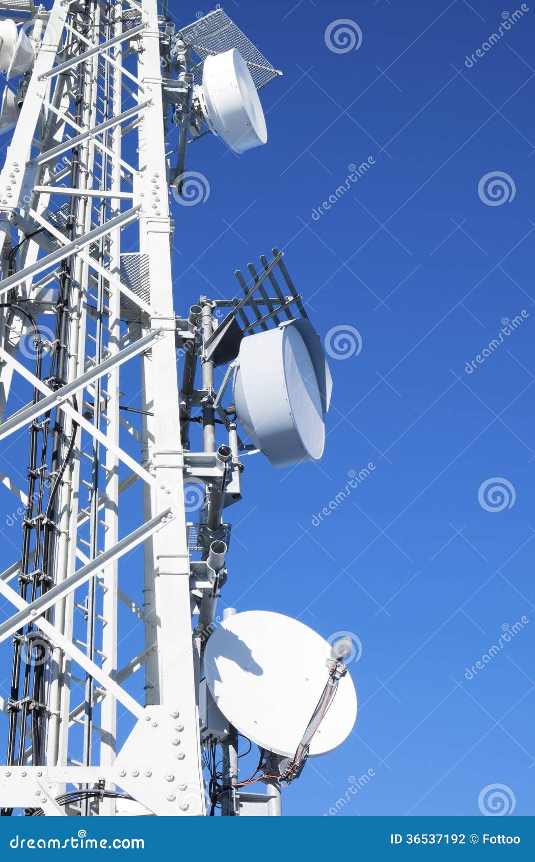 Torre de comunicação foto de stock. Imagem de contemporâneo - 36537192