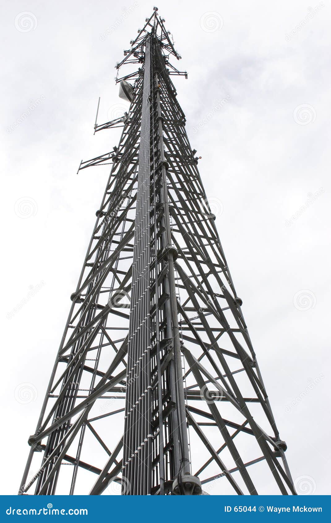 Torre de comunicaciones 2 foto de archivo. Imagen de industrial - 65044