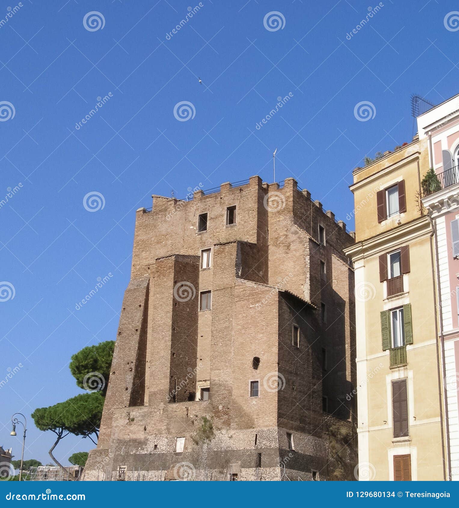 Torre De Conti Del Dei De Torre En Roma Foto de archivo - Imagen de ...