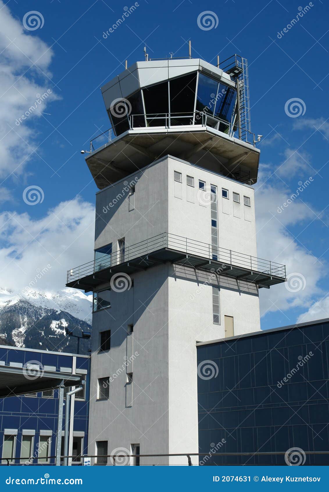 Torre de control imagen de archivo. Imagen de aeropuerto - 2074631