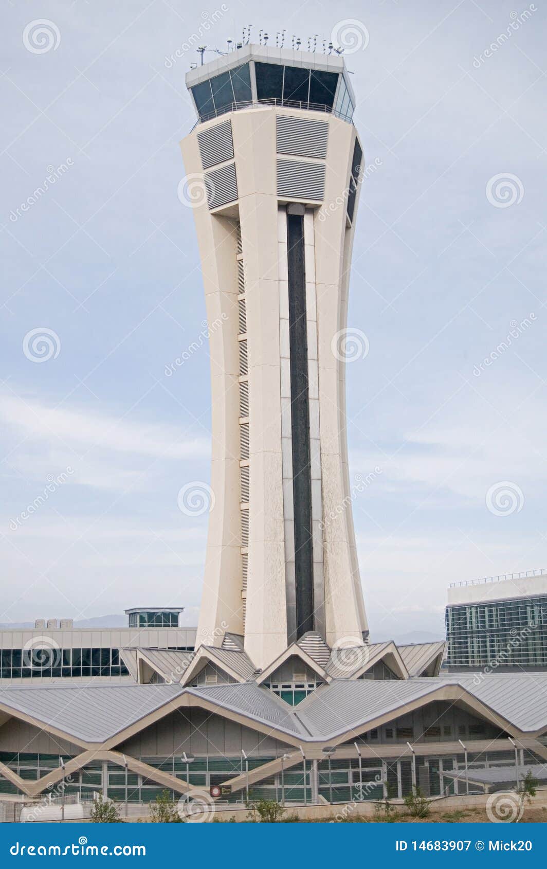 Torre De Controlo Do Aeroporto Imagem de Stock - Imagem de alto, céu ...