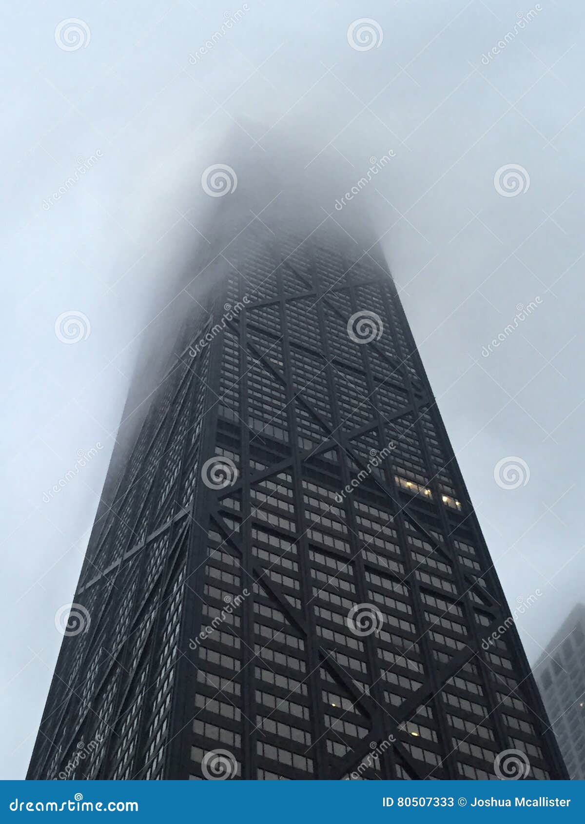 Torre De Hancock En La Niebla Imagen de archivo - Imagen de niebla ...
