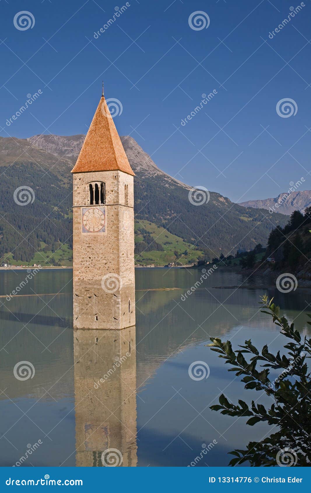 Torre De Iglesia En El Lago Reschen Foto de archivo - Imagen de ...