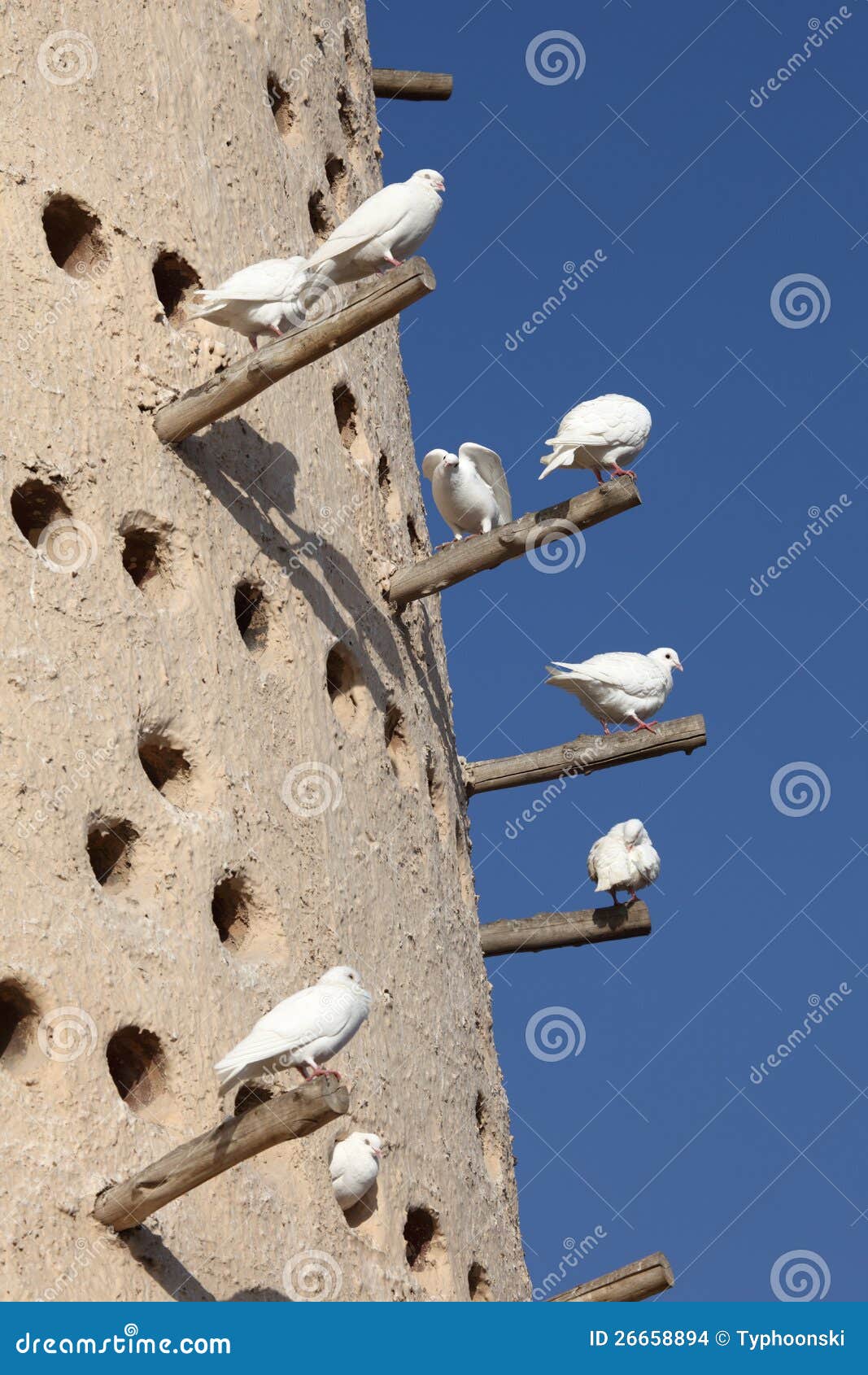 Torre De La Paloma En Doha, Qatar Foto de archivo - Imagen de doha ...