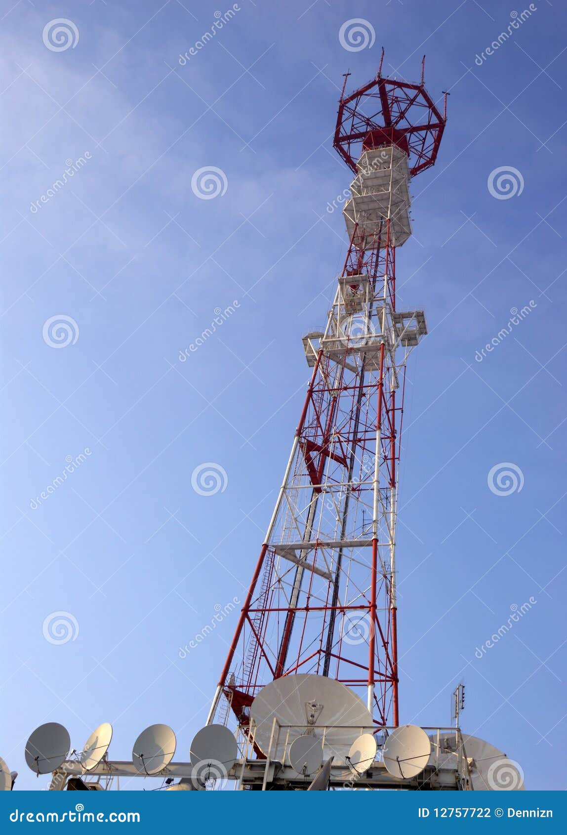 Torre De La Telecomunicación Foto de archivo - Imagen de transmita ...