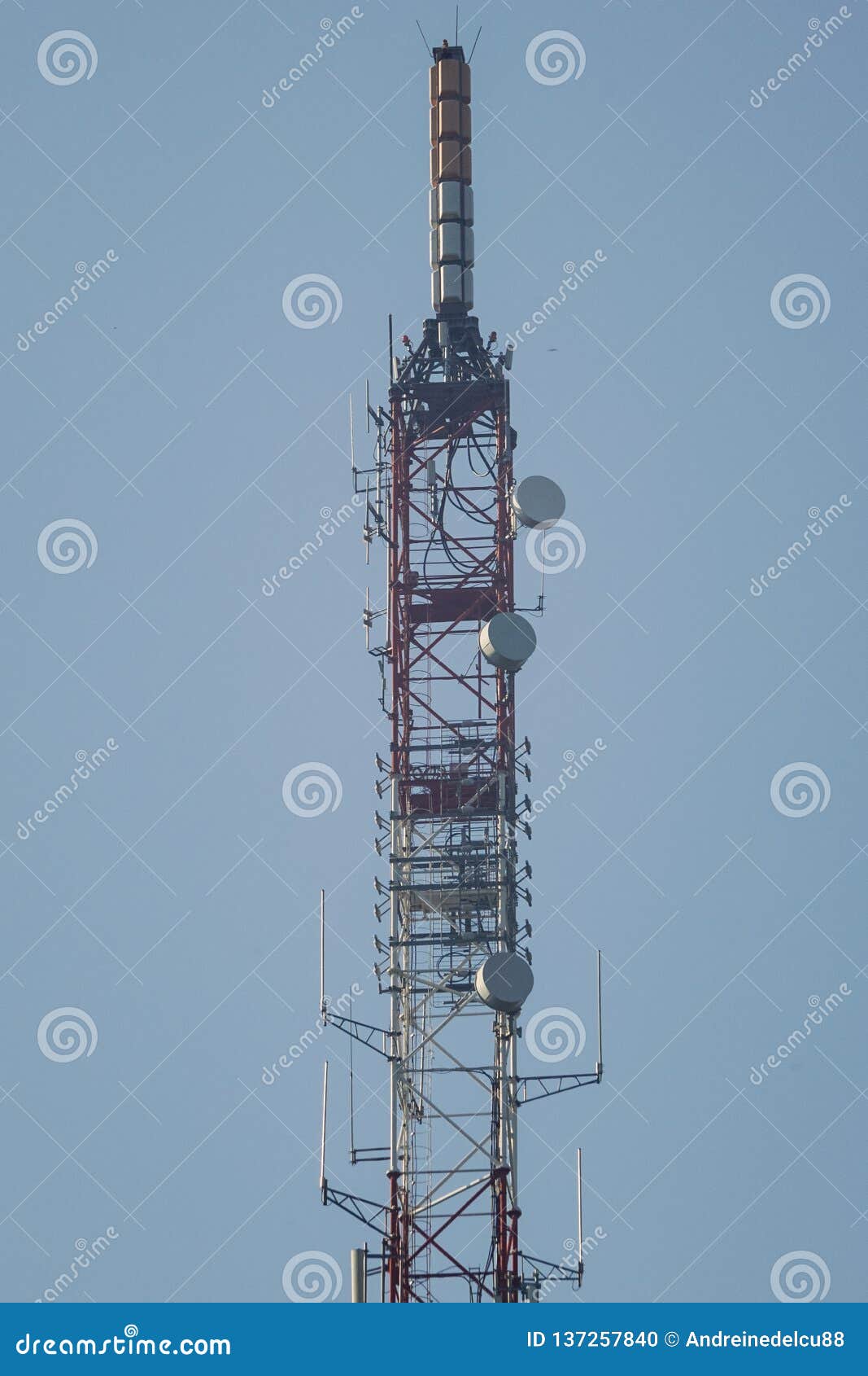 Torre De La Telecomunicación Foto de archivo - Imagen de antenas ...