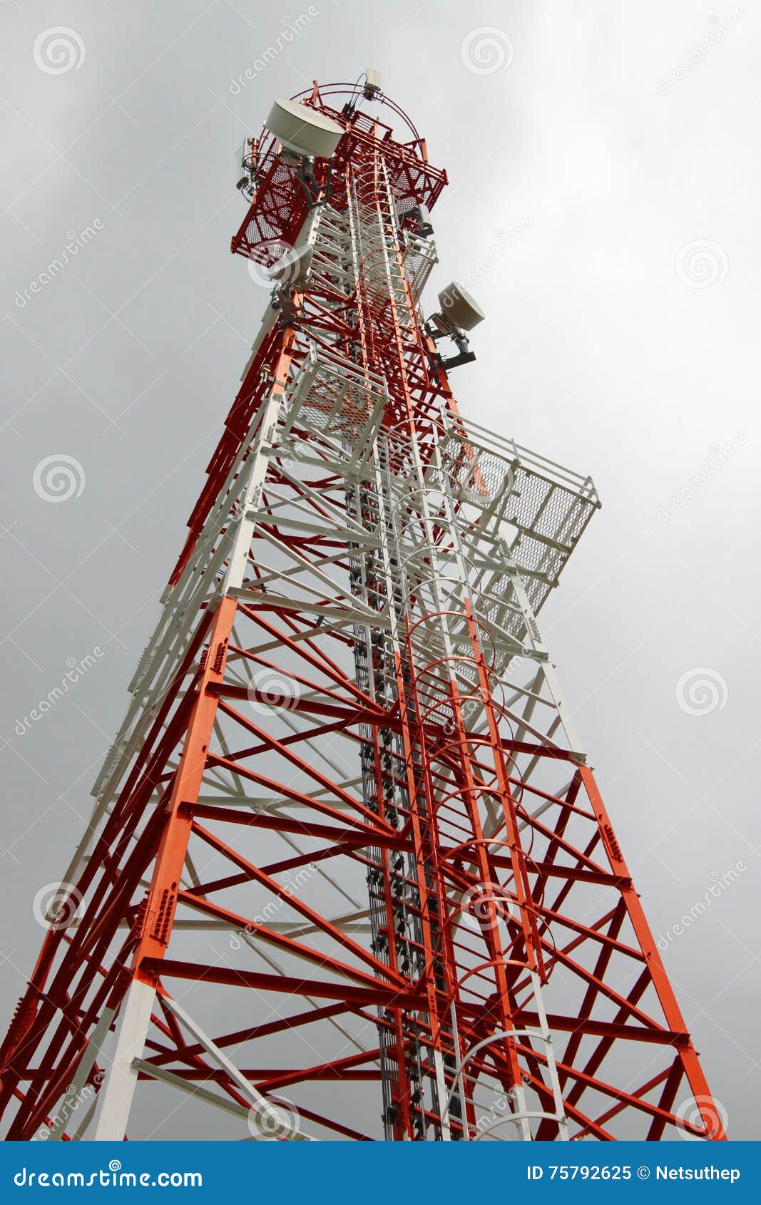 Torre De La Telecomunicación Imagen de archivo - Imagen de metal ...