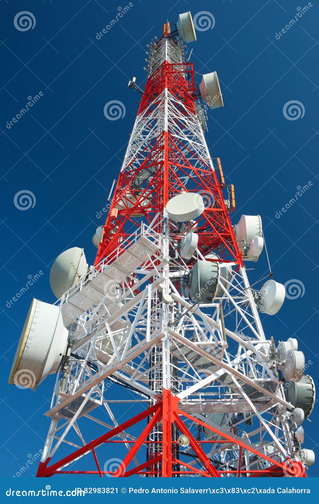 Torre De Las Telecomunicaciones Imagen de archivo - Imagen de radio ...