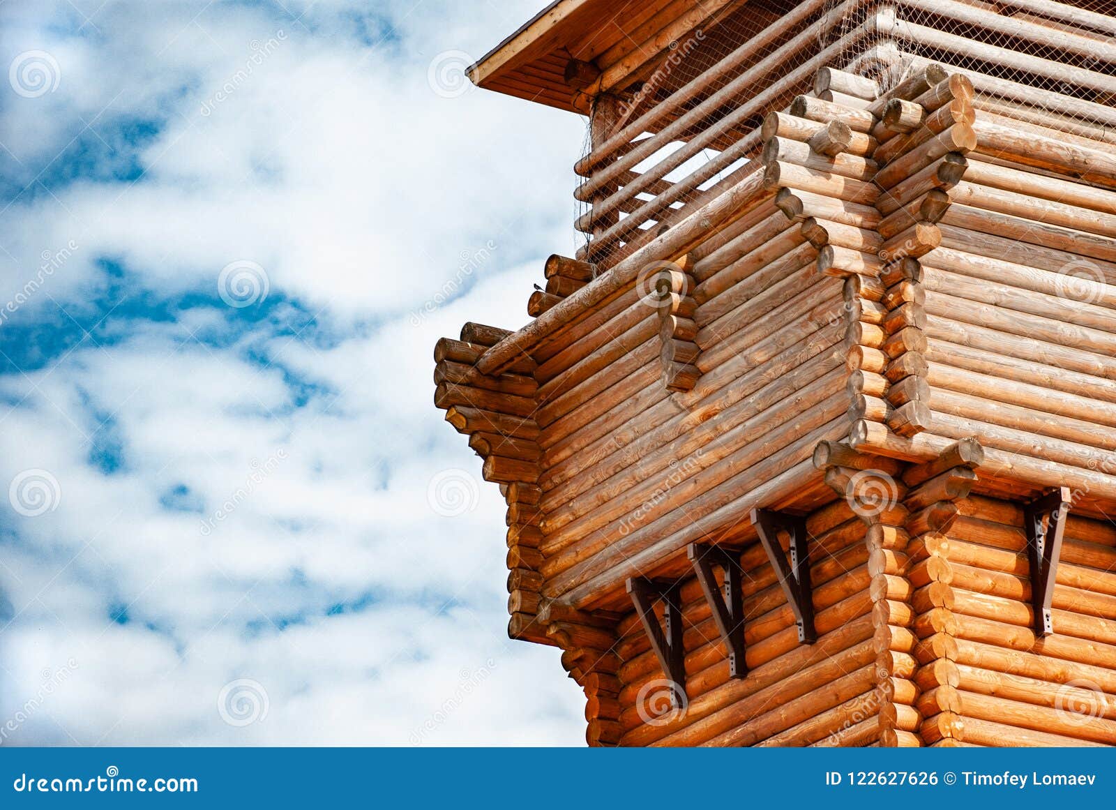 Torre De Madera Construida De Registros Foto de archivo - Imagen de ...