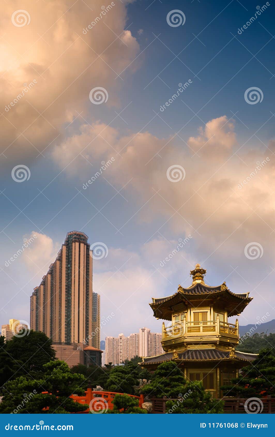 Torre De Oro Del Buddhism Con Los Edificios Altos Modernos Foto de ...