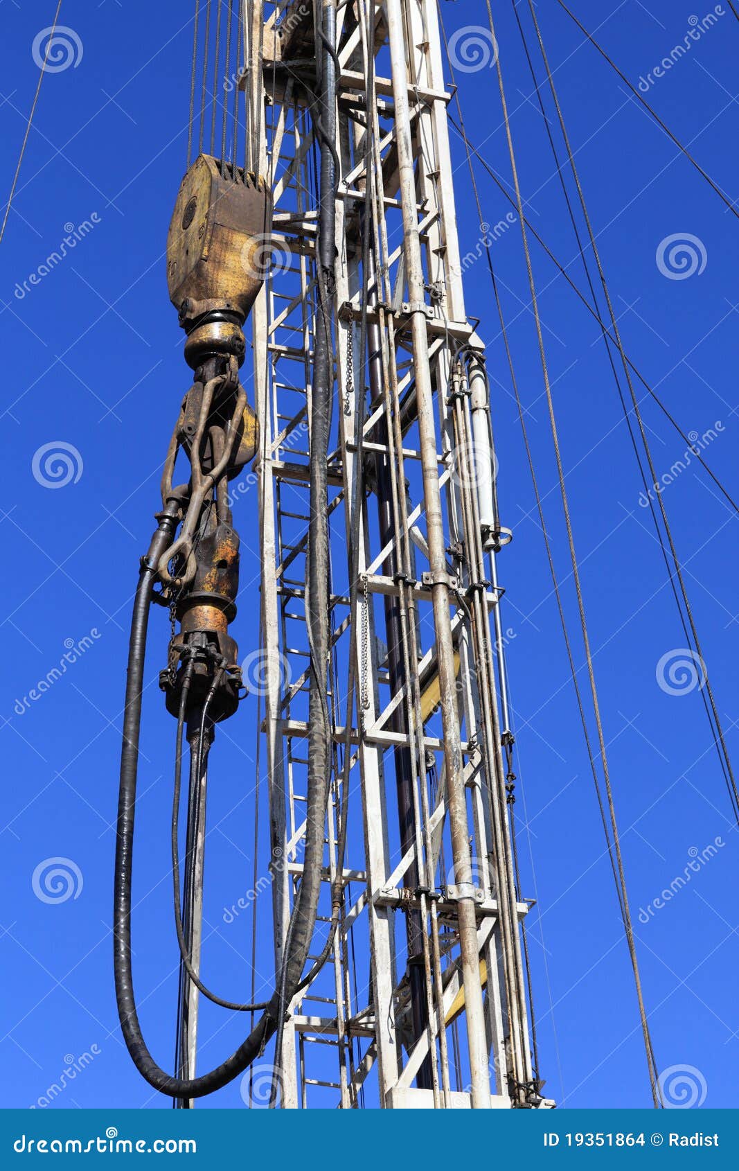 Torre De Perforación Del Taladro Foto de archivo - Imagen de vertical ...
