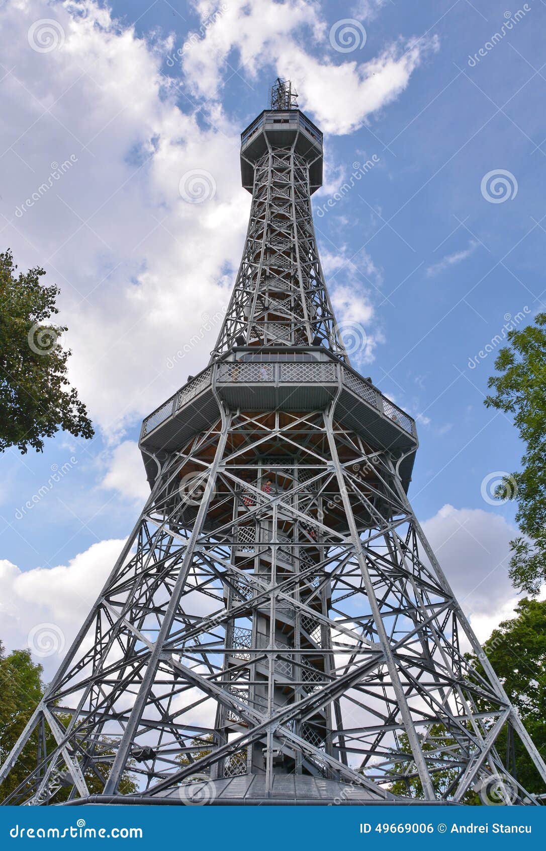 Torre de Petrin em Praga foto de stock. Imagem de astronomia - 49669006