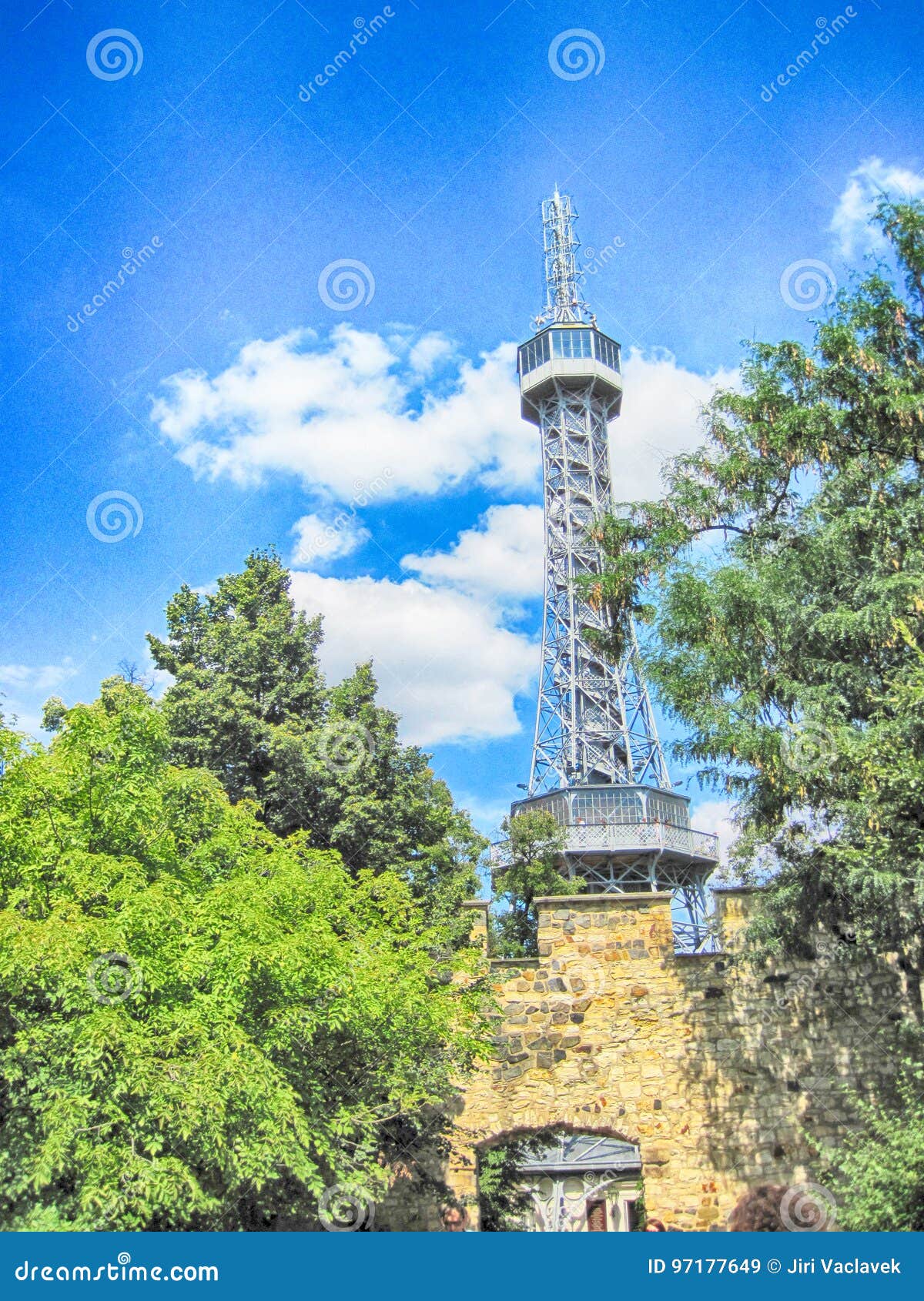 Torre de Petrin em Praga imagem de stock. Imagem de marco - 97177649