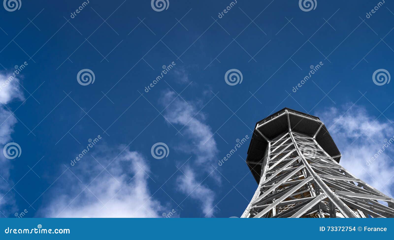 Torre de Petrin en Praga foto de archivo. Imagen de praga - 73372754