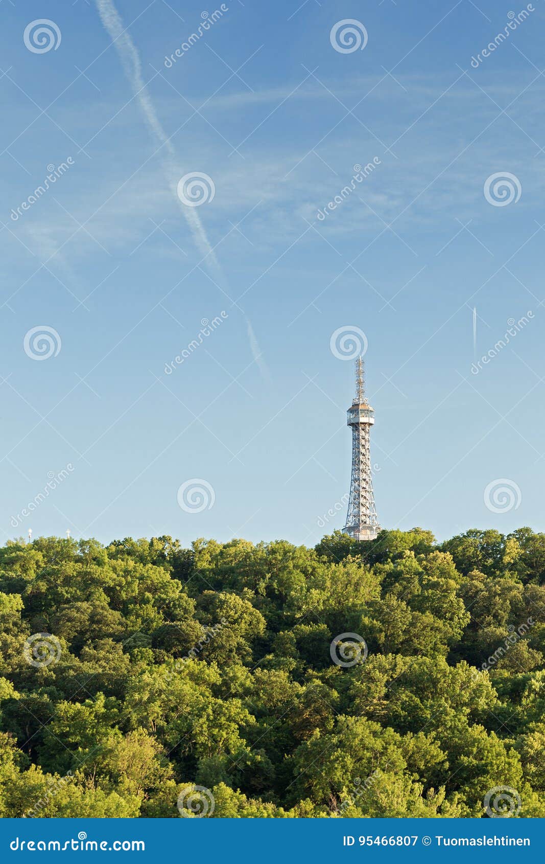 Torre De Petrin No Monte De Petrin Em Praga Imagem de Stock - Imagem de ...