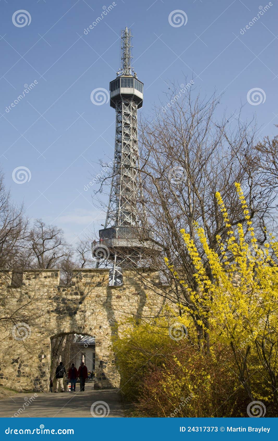 Torre de Petrin. Praga foto de archivo editorial. Imagen de europa ...