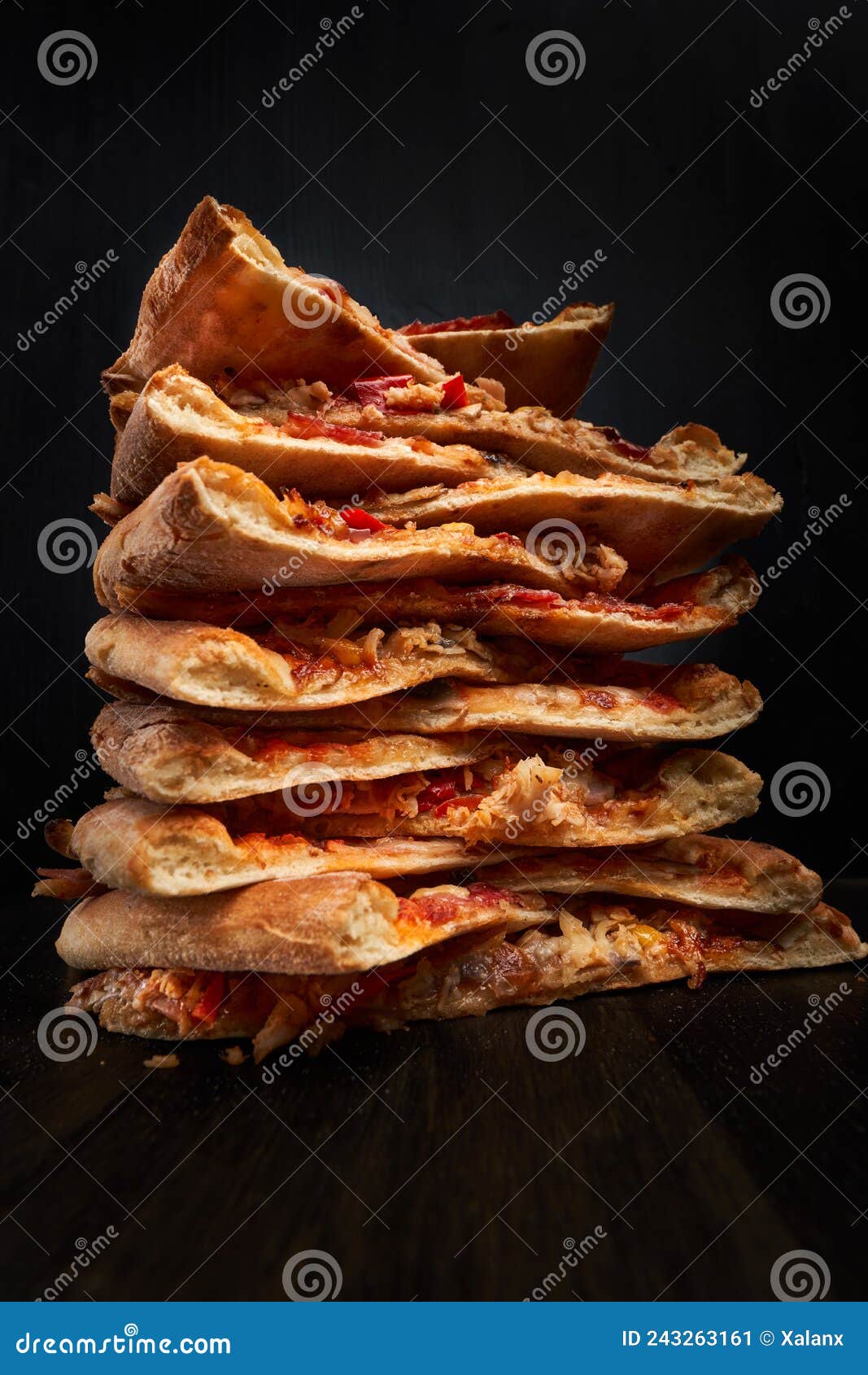 A torre de pizza imagem de stock. Imagem de alimento - 243263161