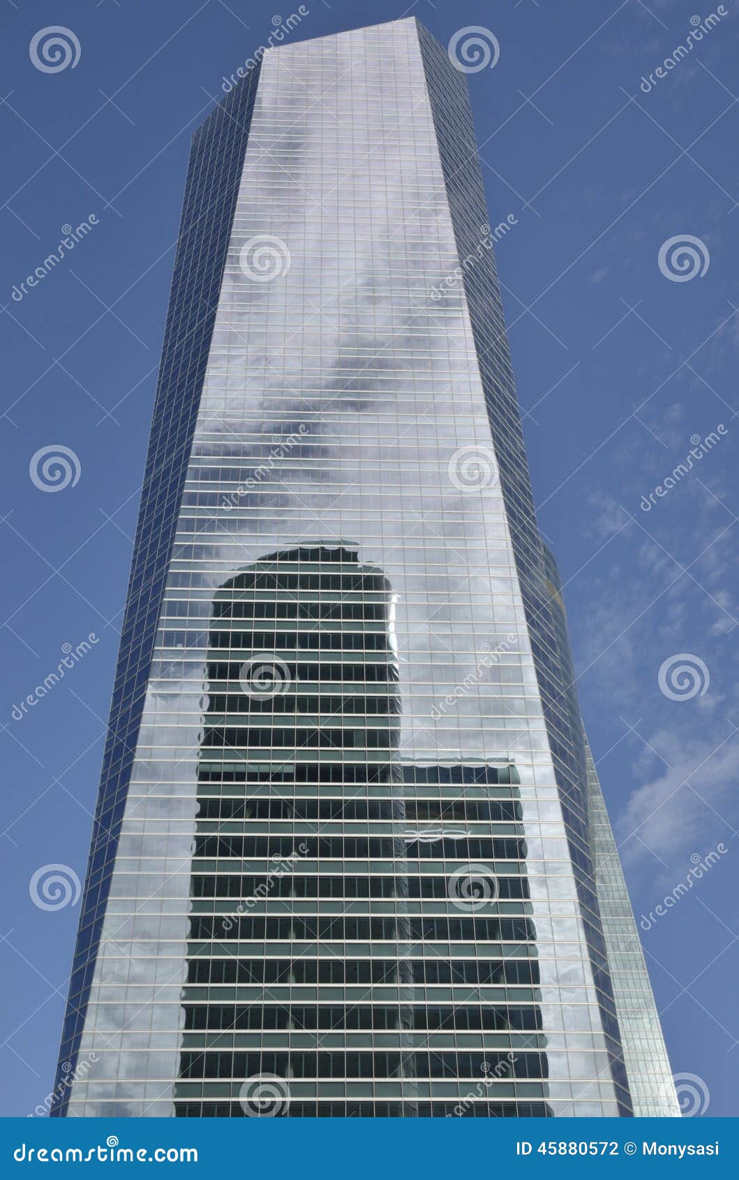 A torre de PwC refletida fotografia editorial. Imagem de europa - 45880572