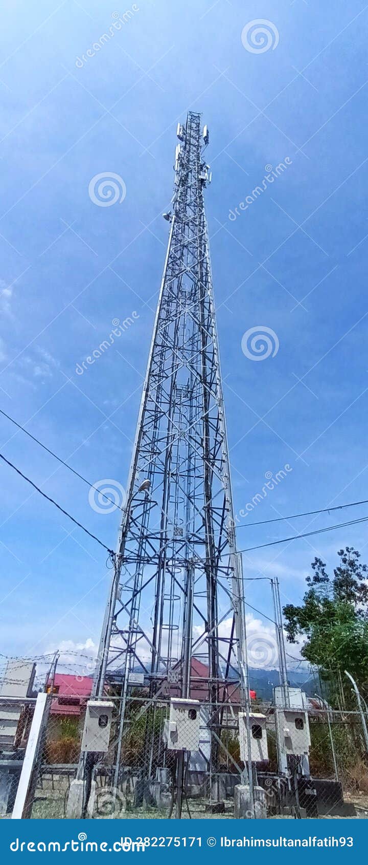 Torre De Red De Internet Y Cielo Azul? Imagen de archivo - Imagen de ...