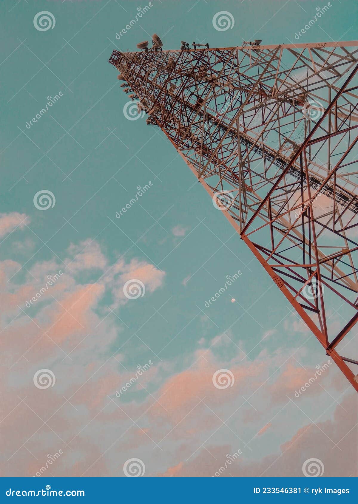 Torre De Sinal De Internet No Site Imagem de Stock - Imagem de sunlight ...