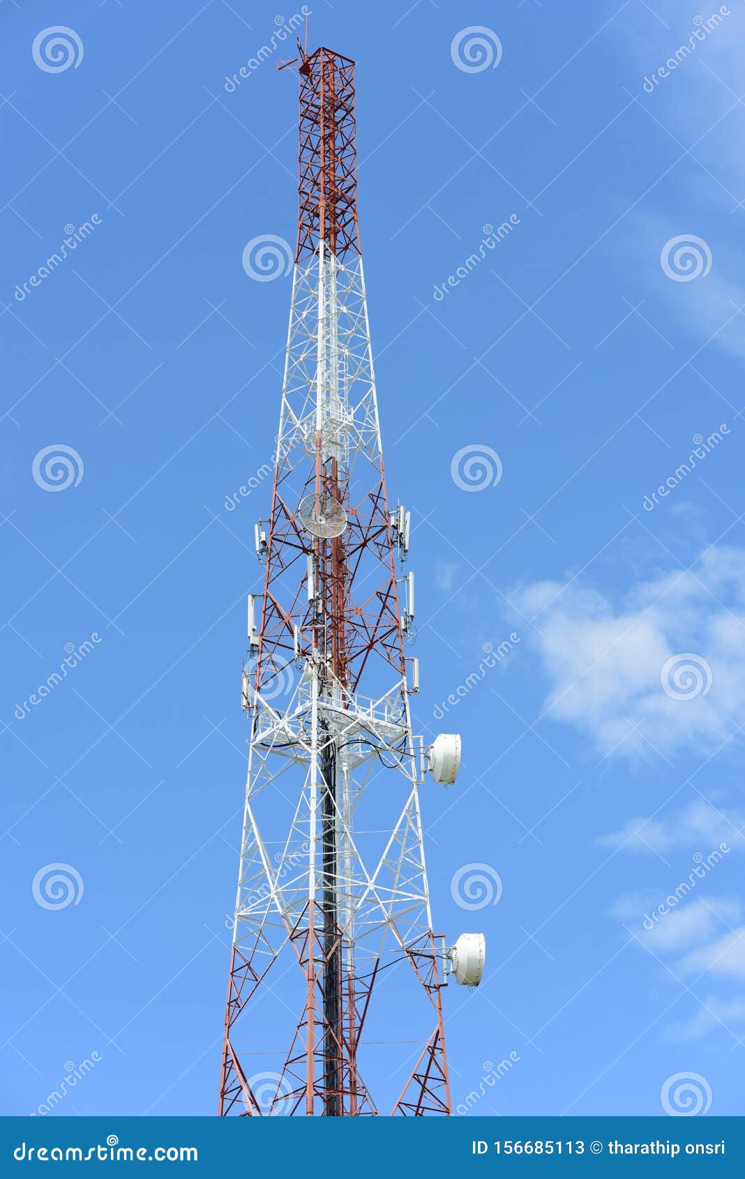 Torre De Telecomunicaciones Con Antenas Imagen de archivo - Imagen de ...