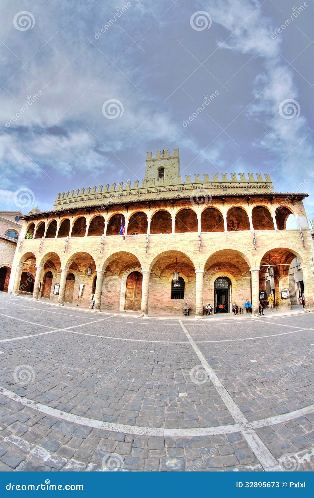 Torre Del Comune in Offida, Marche, Italia Fotografia Stock Editoriale ...