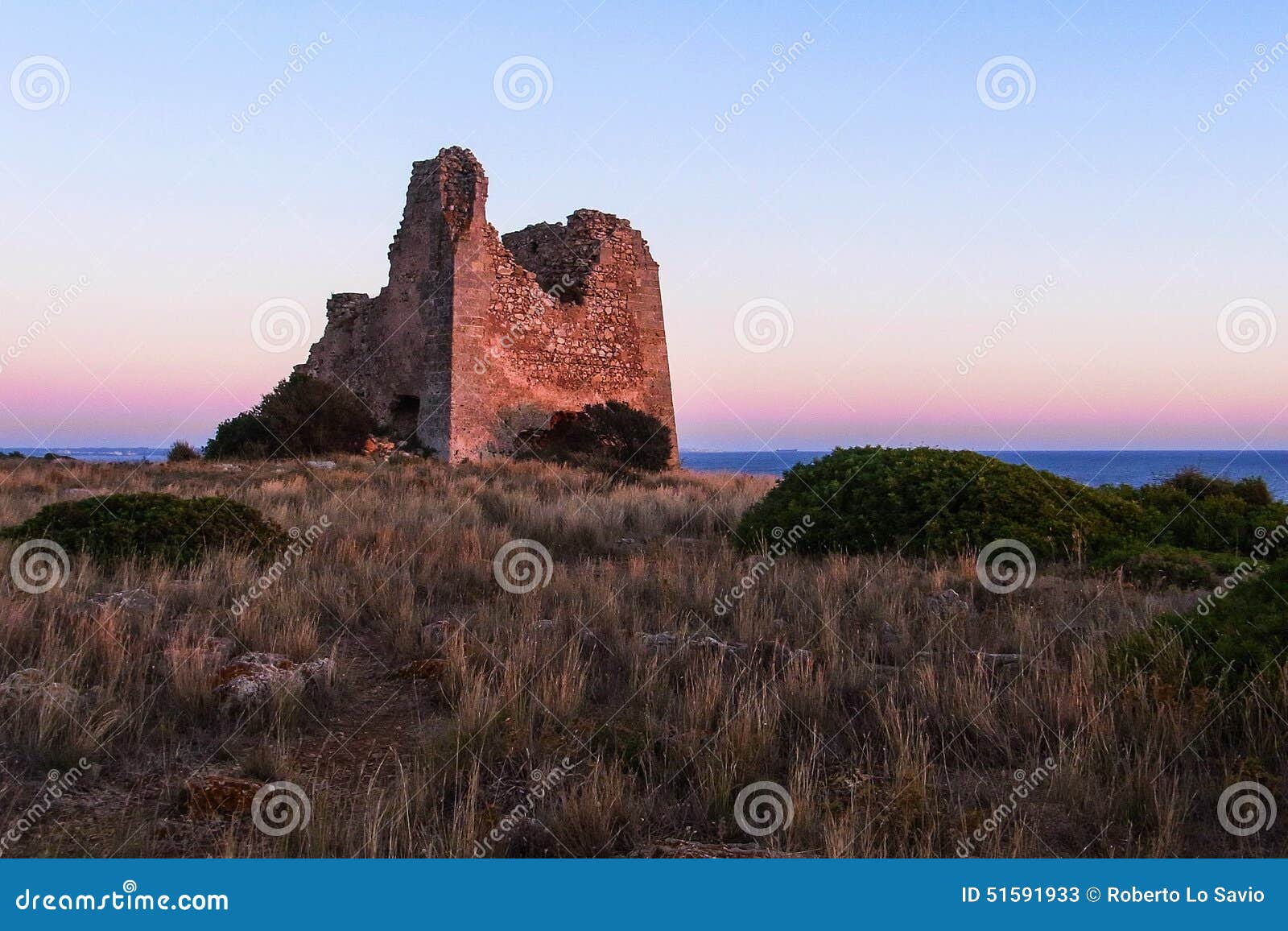 Torre desmoronada antiga imagem de stock. Imagem de desmoronado - 51591933