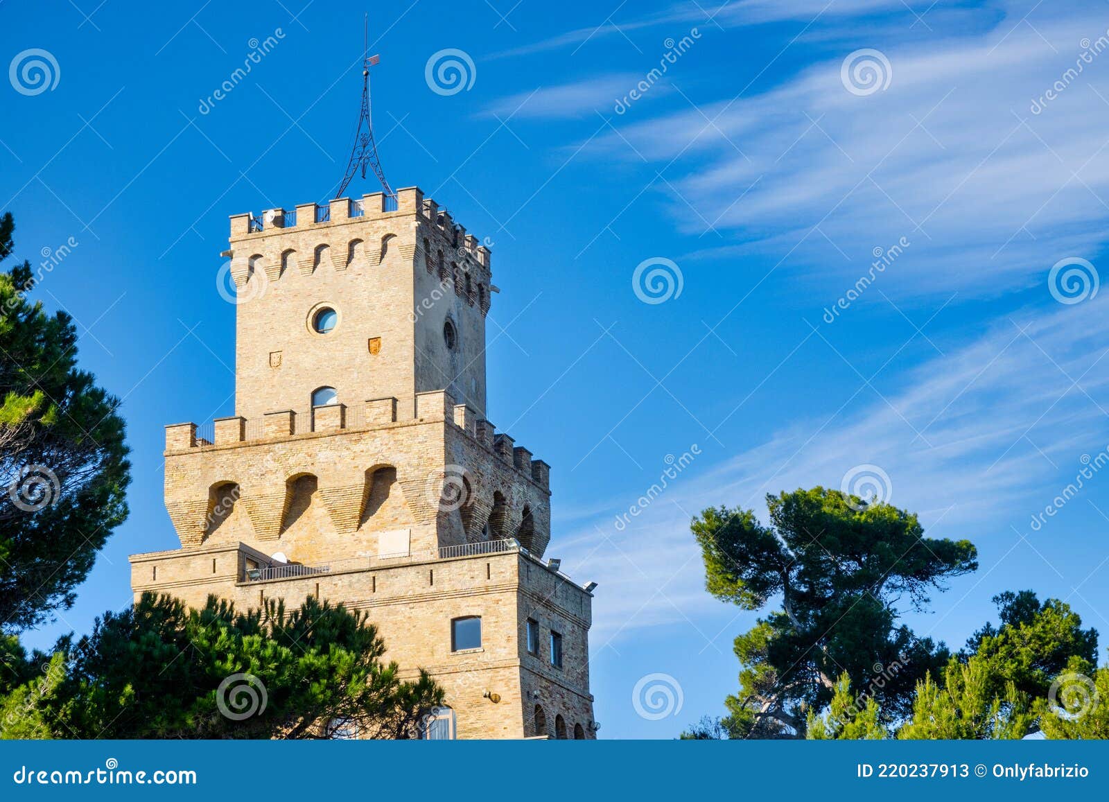 Torre di cerrano imagen de archivo. Imagen de marina - 220237913
