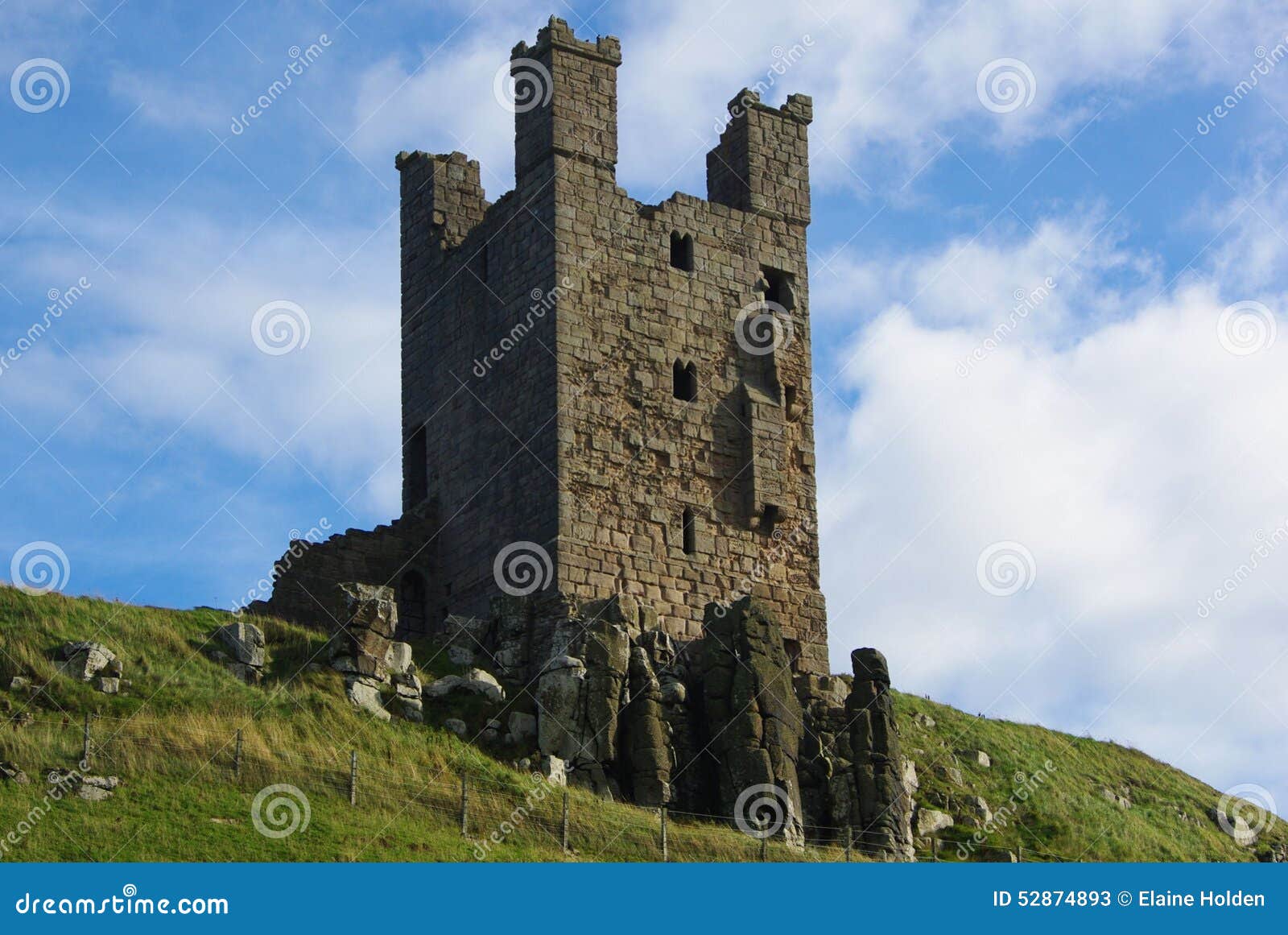 Torre Do Castelo De Dunstanburgh Imagem de Stock - Imagem de marco ...