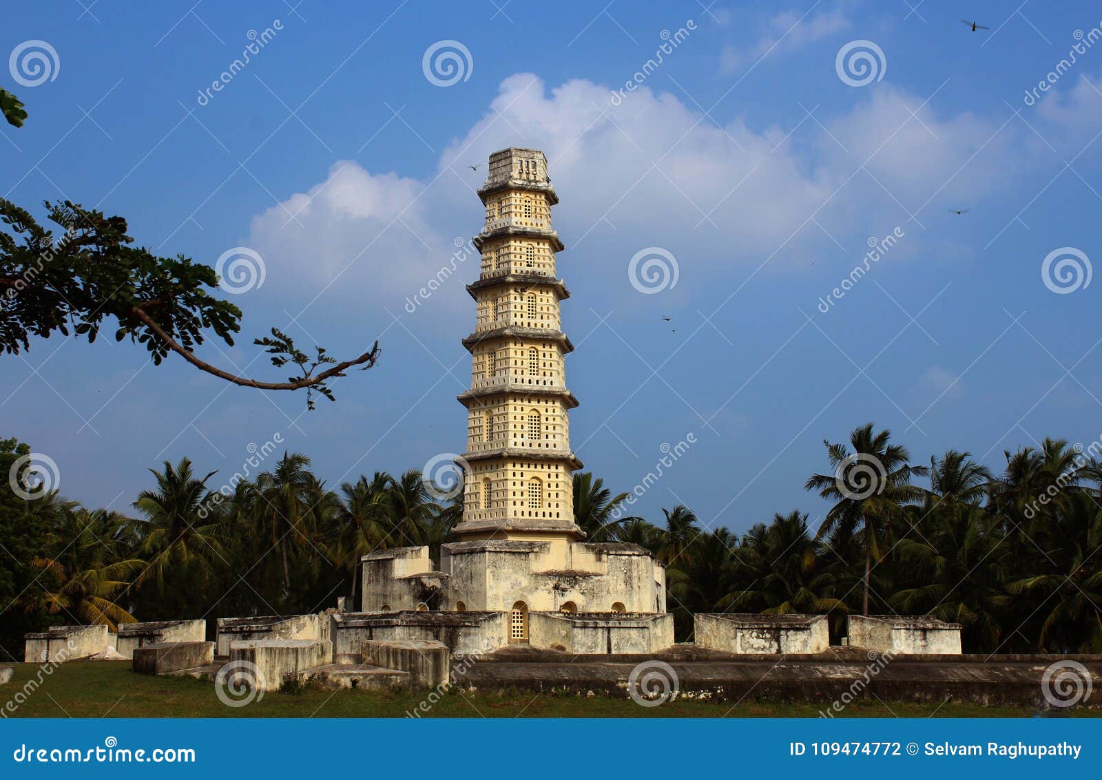 Torre Do Forte De Manora Com Ameia E Janelas Foto de Stock - Imagem de ...