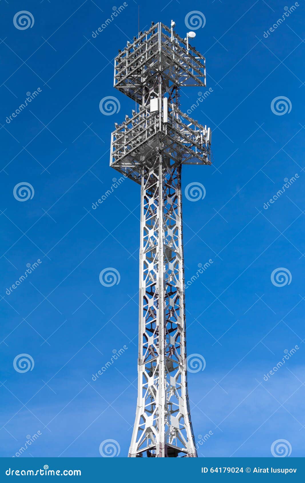 Torre do holofote foto de stock. Imagem de holofote, céu - 64179024