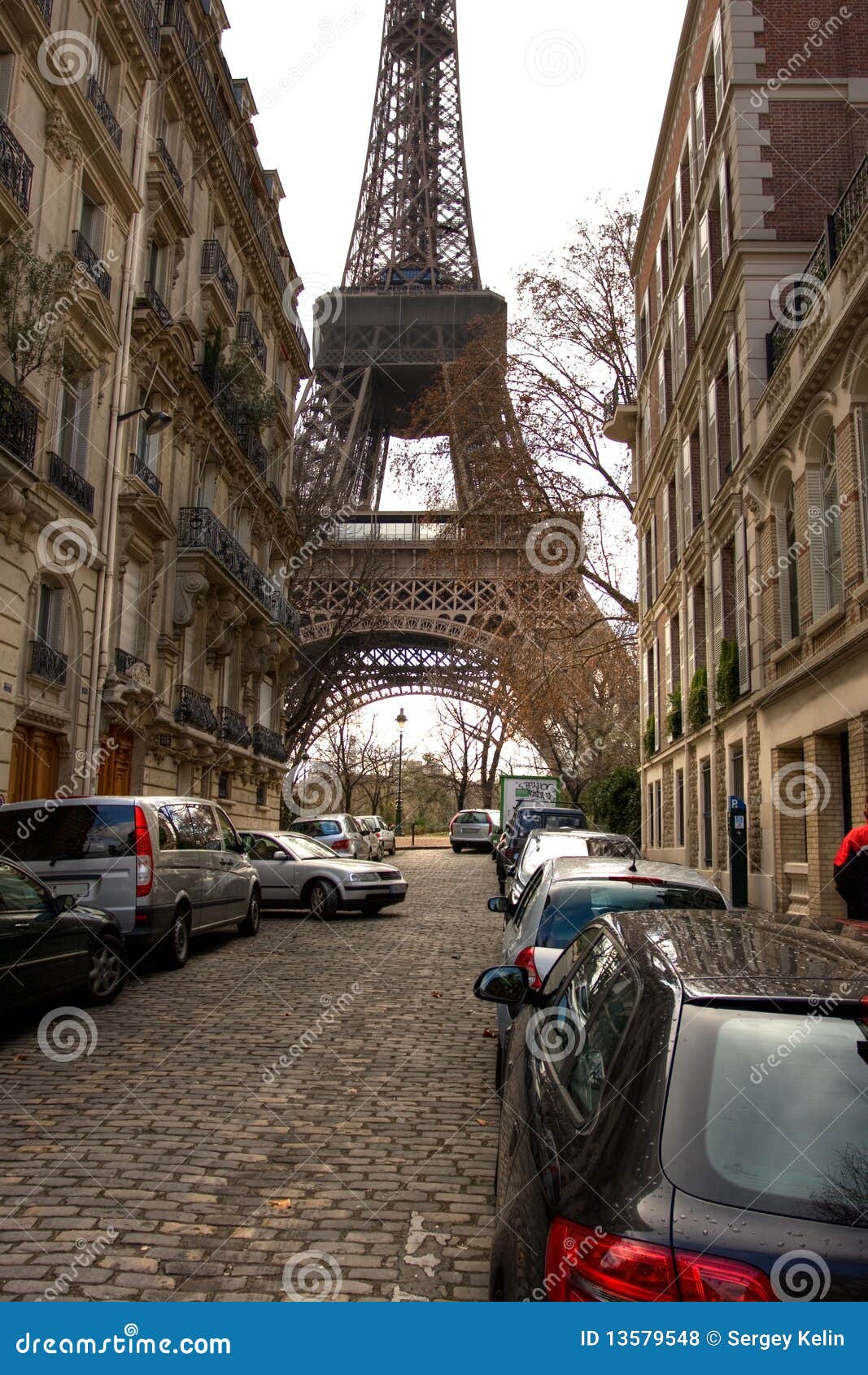 Torre Eiffel Na Rua Em Paris Foto de Stock - Imagem de torre, eiffel ...
