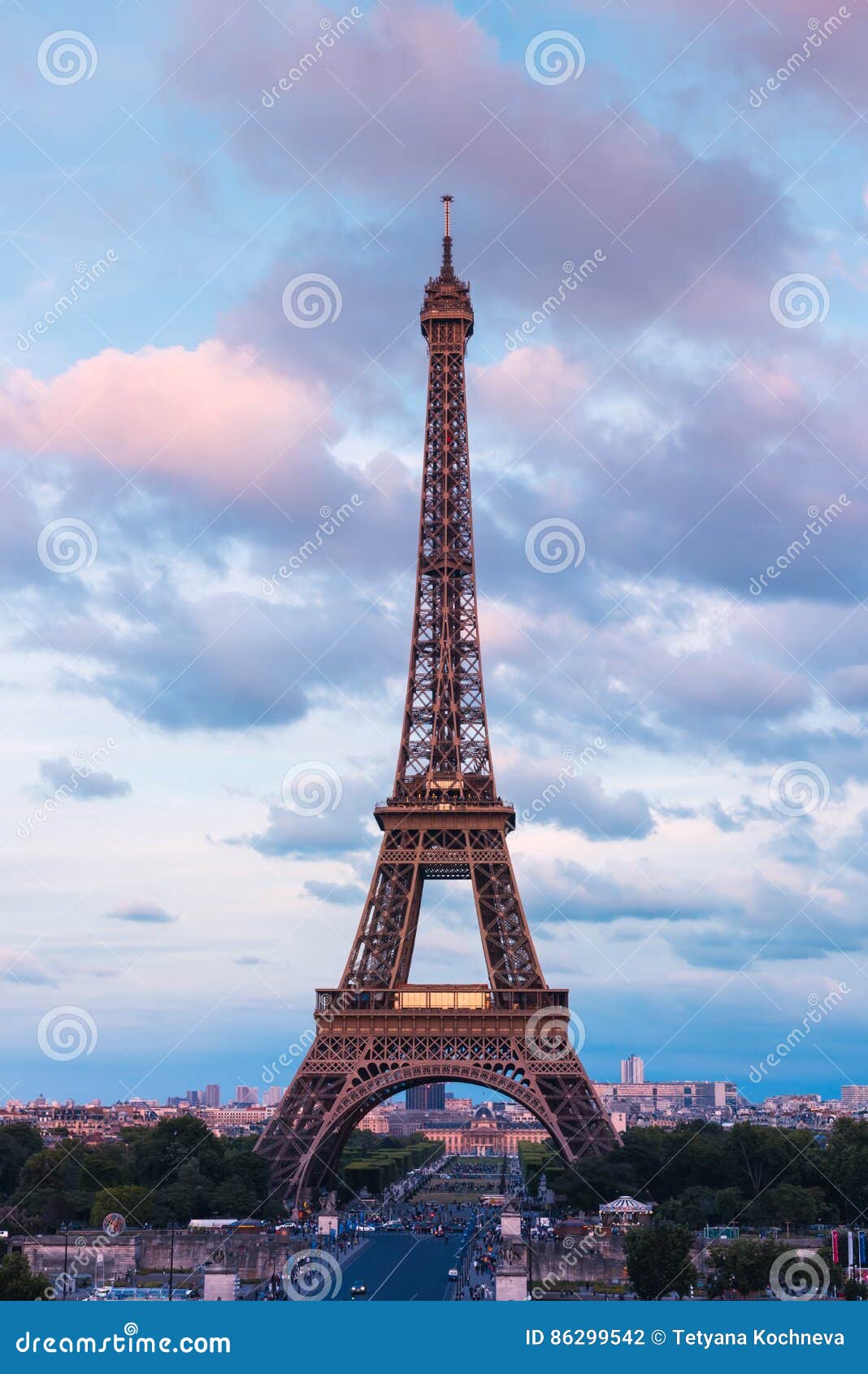 Torre Eiffel Nas Cores De Paris Crepuscular Cor-de-rosa Foto de Stock ...