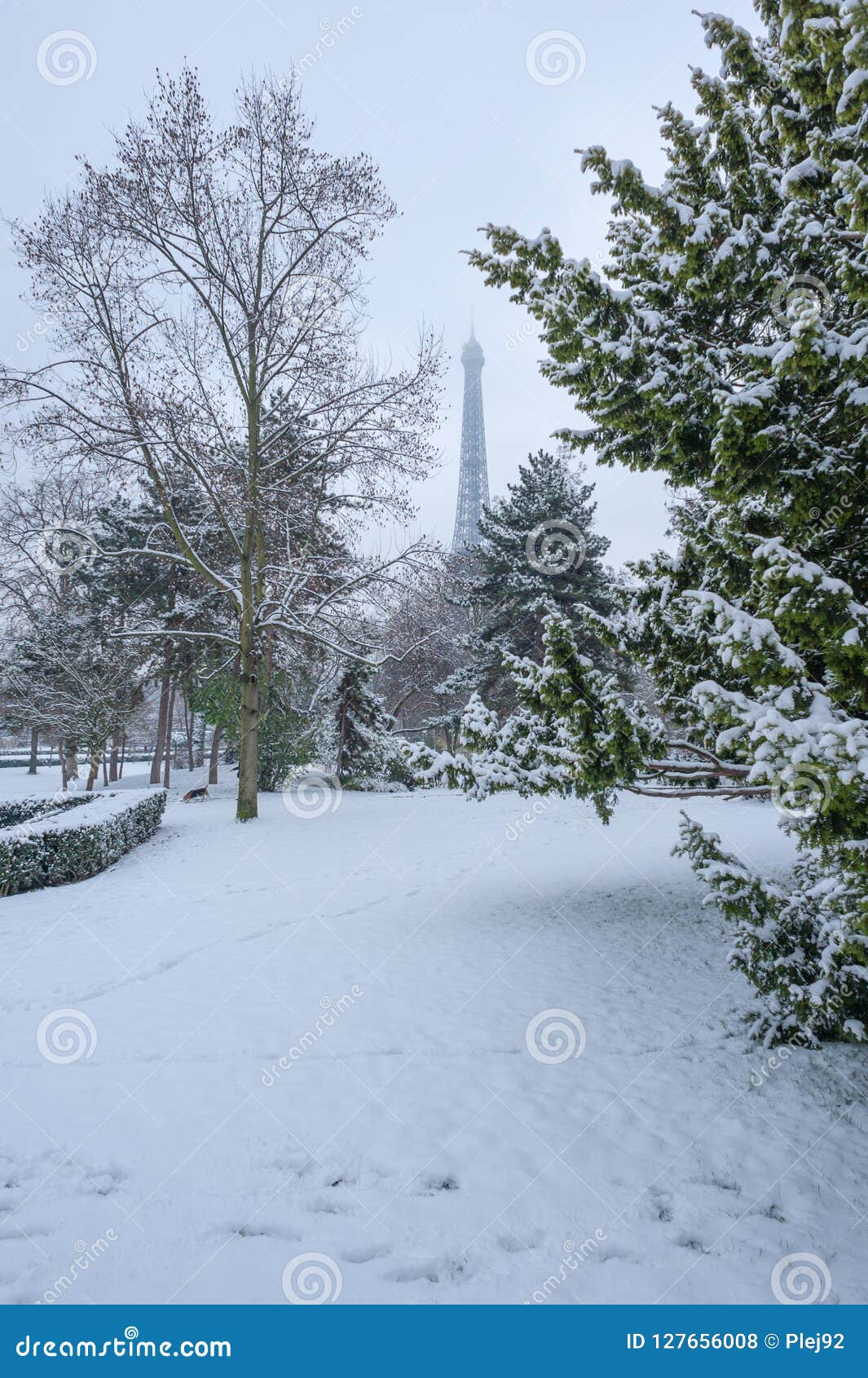 Torre Eiffel Sob a Neve No Inverno Em Paris Foto de Stock - Imagem de ...