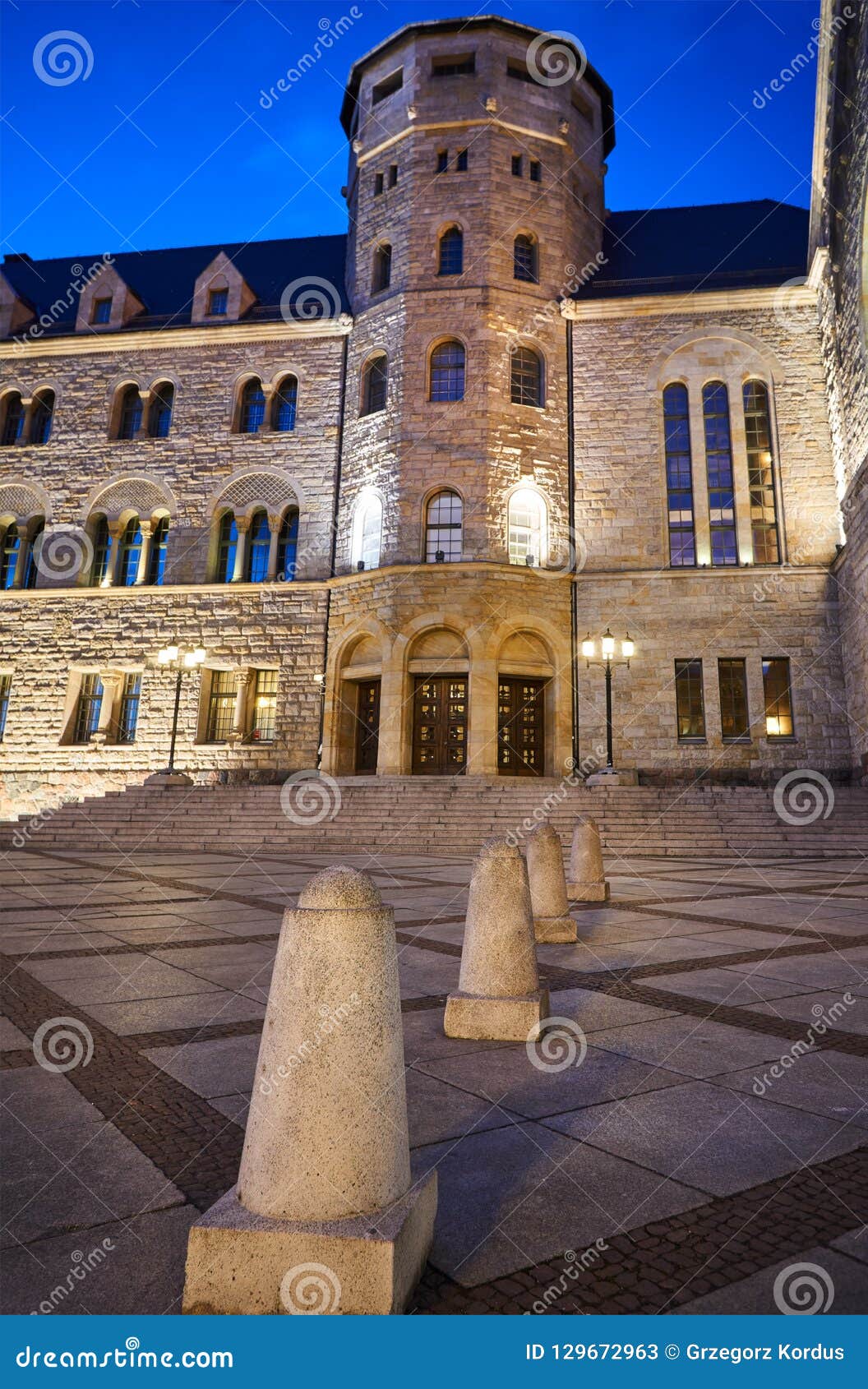 Torre Imperial Del Castillo En La Noche Imagen de archivo - Imagen de ...