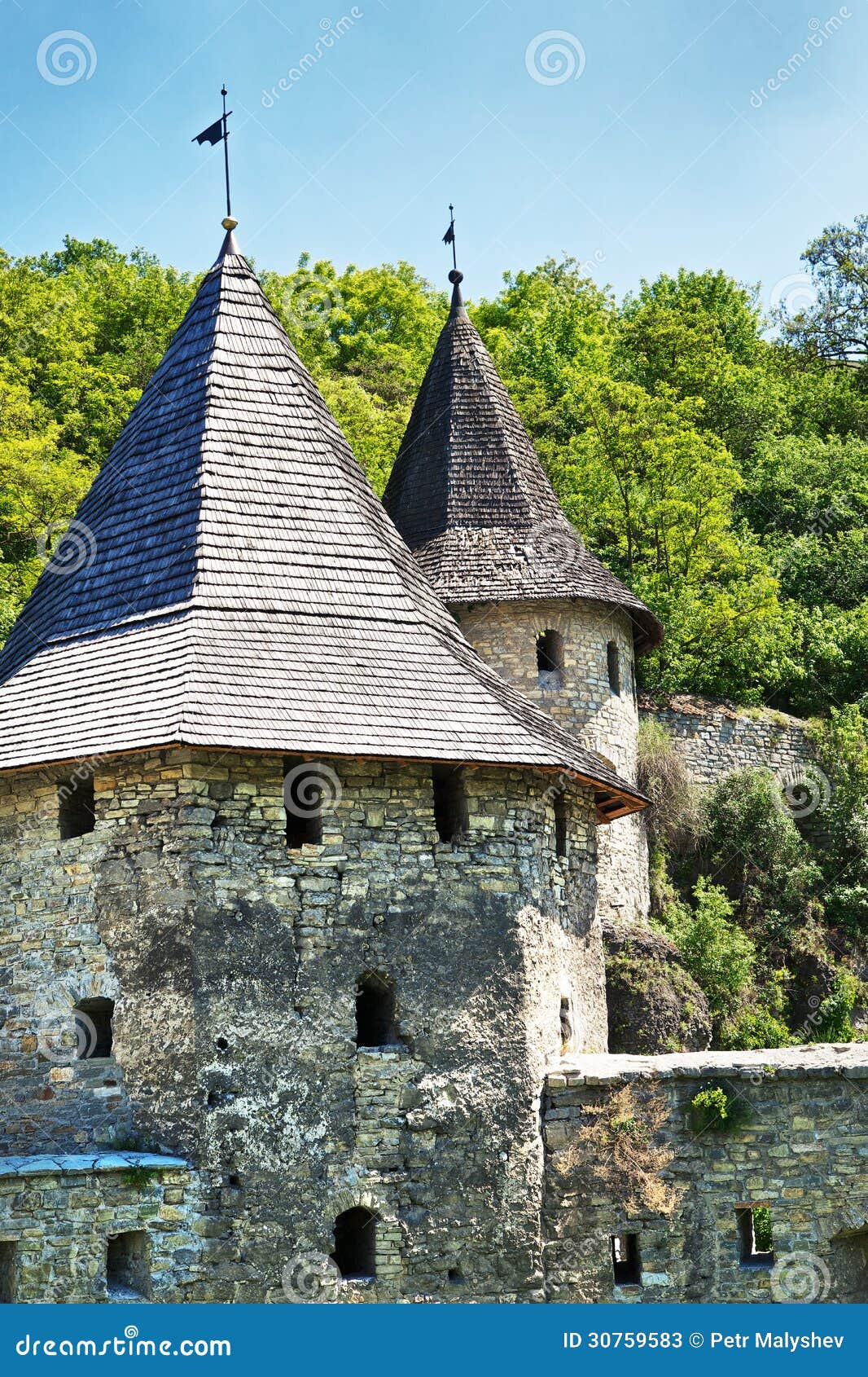 Torre medieval imagen de archivo. Imagen de verde, verano - 30759583
