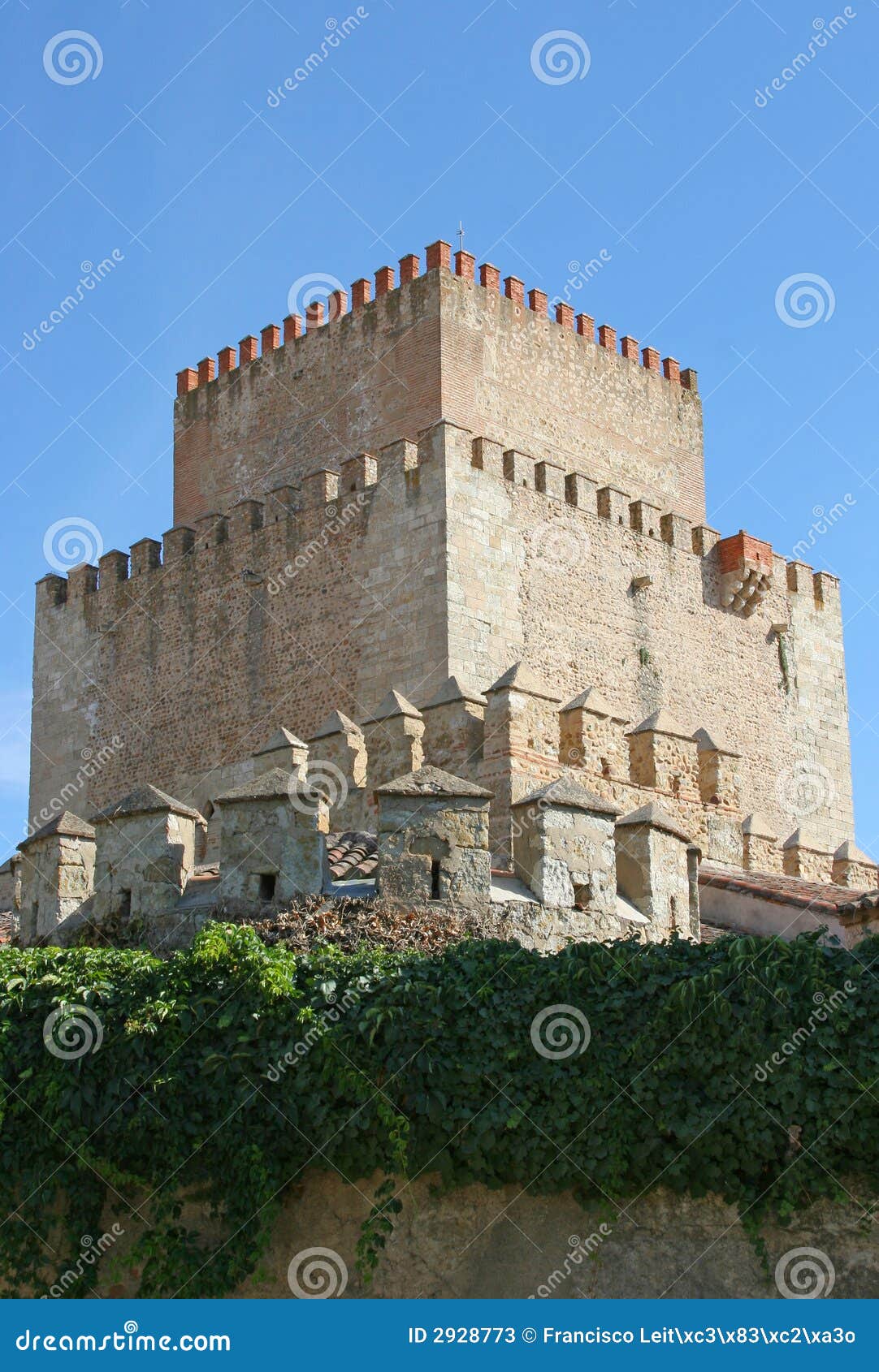 Torre medieval do castelo imagem de stock. Imagem de parede - 2928773