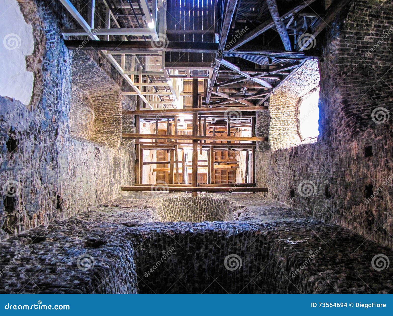 Torre medieval, interior foto de archivo. Imagen de encantador - 73554694