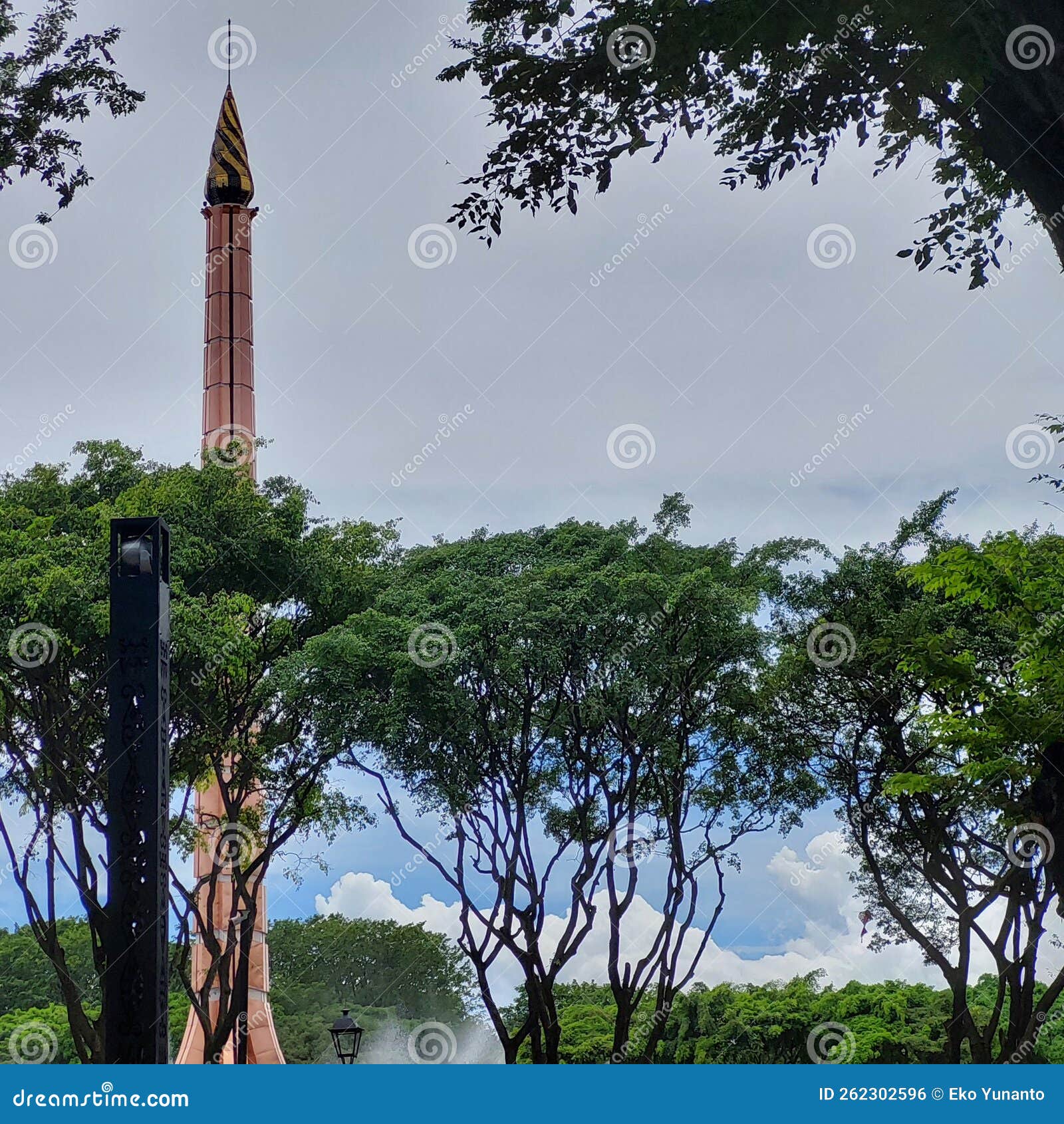 Torre No Meio Do Parque Com Uma Fonte Foto de Stock - Imagem de monte ...