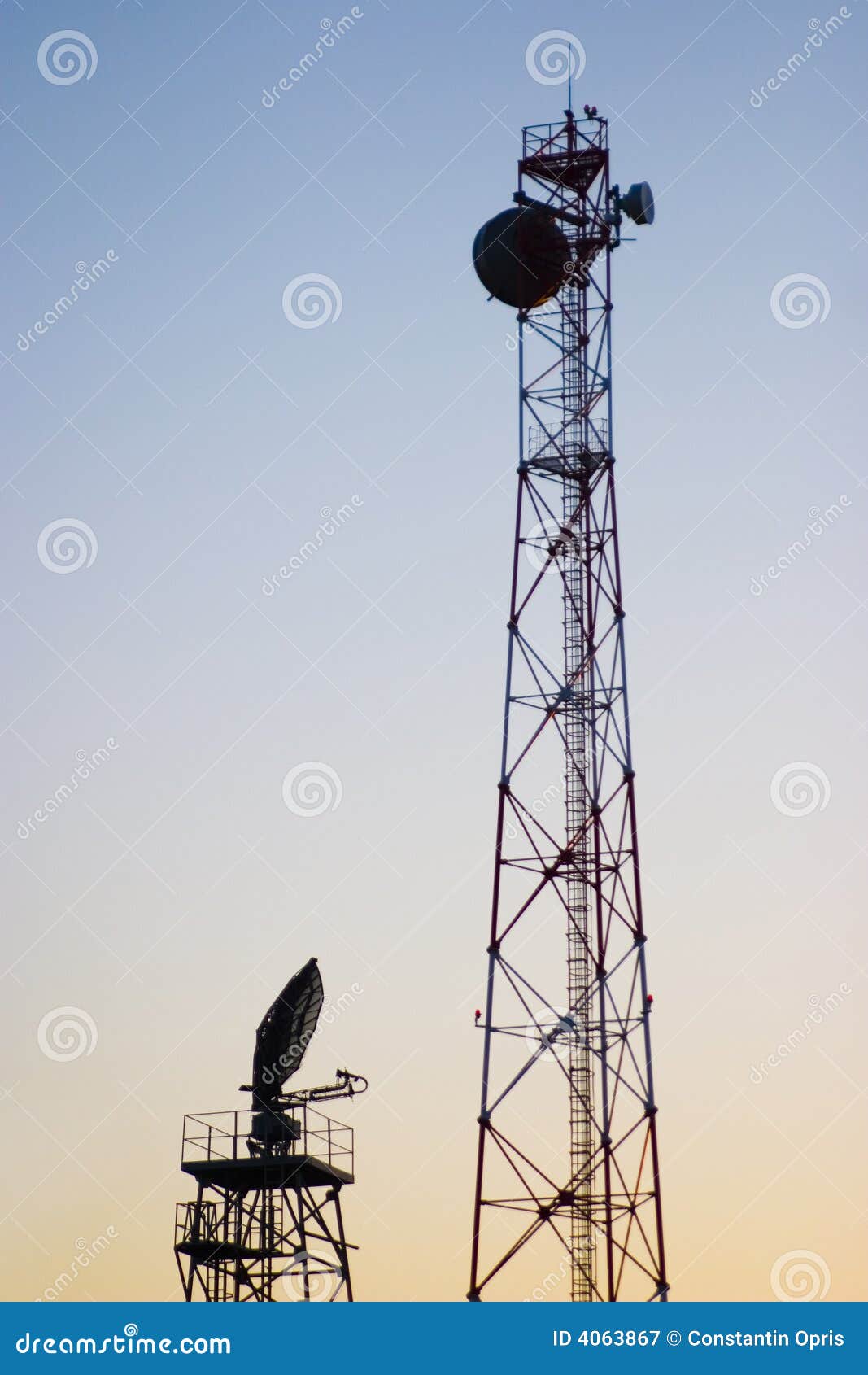 Torres de comunicação imagem de stock. Imagem de receptor - 4063867