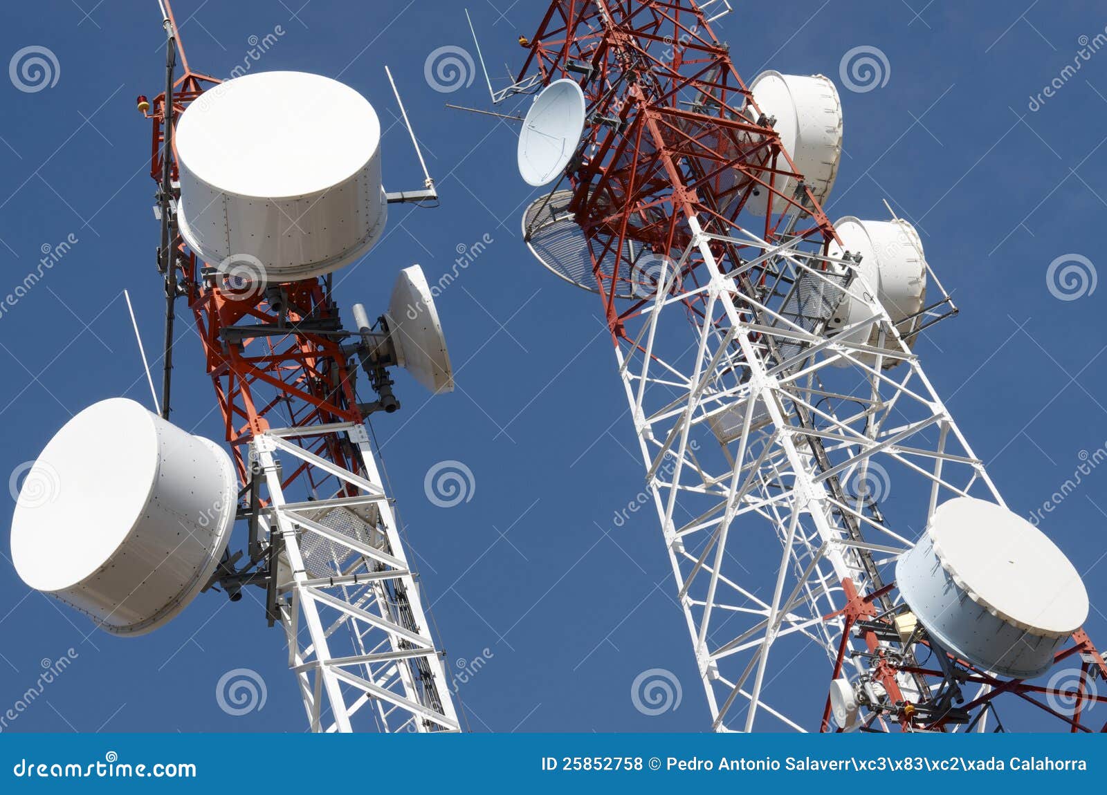 Torres De Las Telecomunicaciones Foto de archivo - Imagen de detalle ...