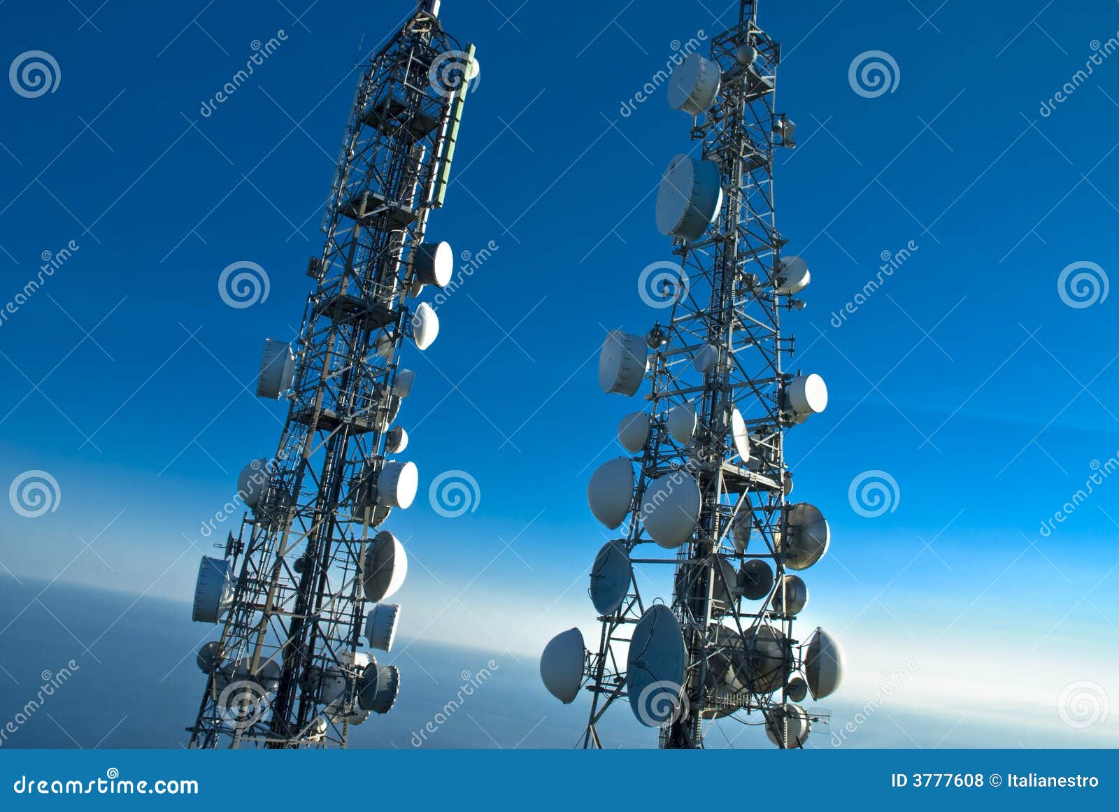 Torres De Las Telecomunicaciones Foto de archivo - Imagen de espacio ...