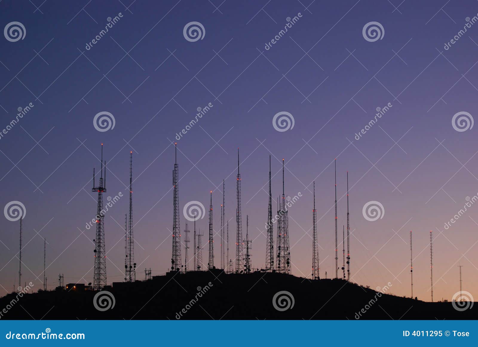 Torres De Las Telecomunicaciones Imagen de archivo - Imagen de medio ...