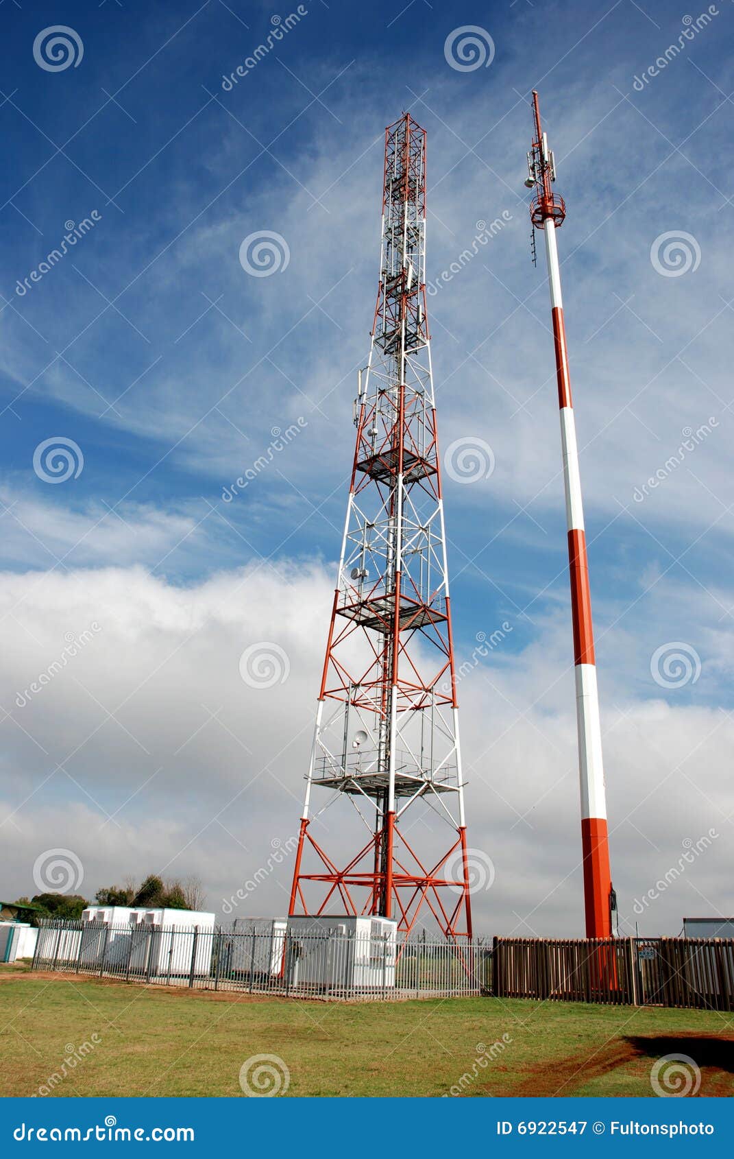 Torres De Las Telecomunicaciones Imagen de archivo - Imagen de ...