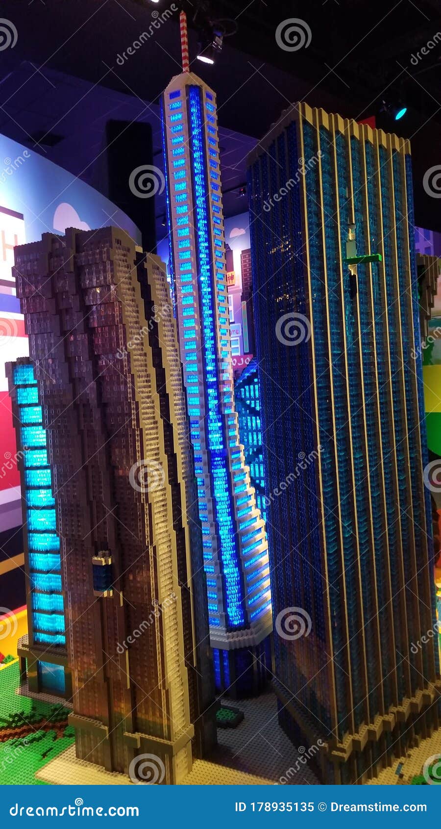 Torres de lego imagen editorial. Imagen de rascacielos - 178935135